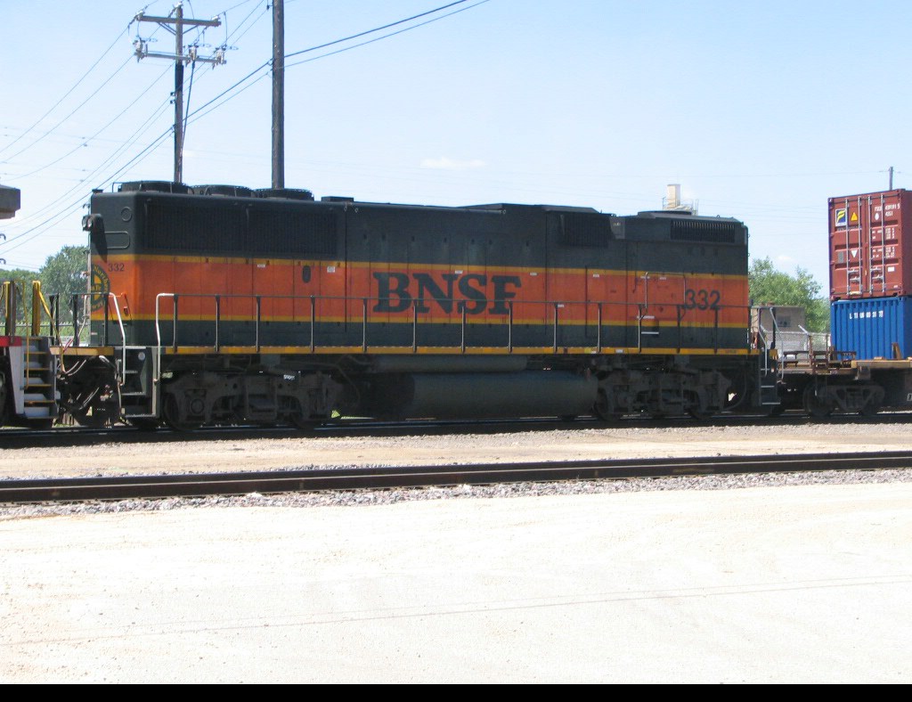 BNSF 332 on EB Stack at La Crosse